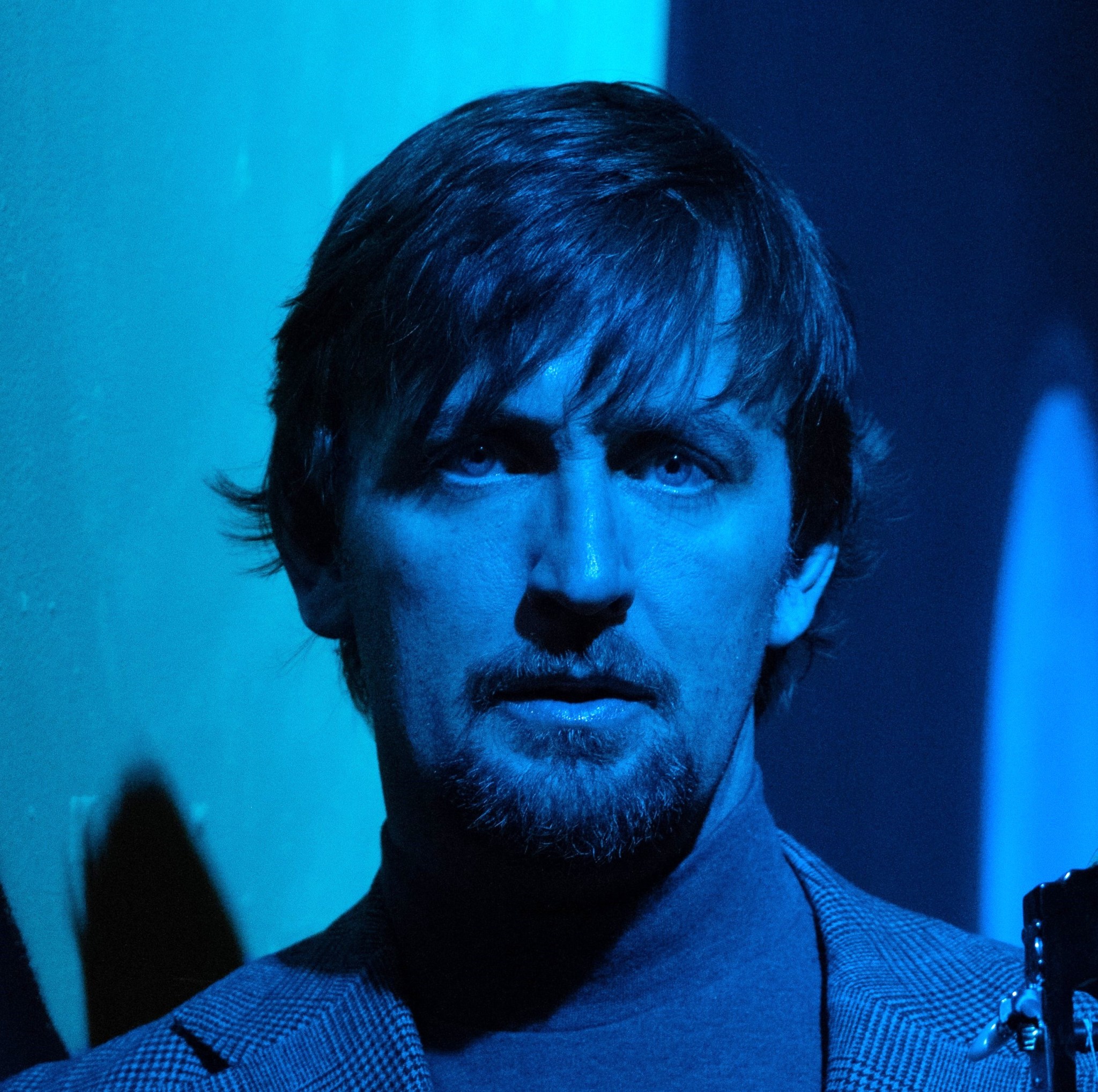 NICK BOEDER SITS WITH THE SHADOWS – introvert disco